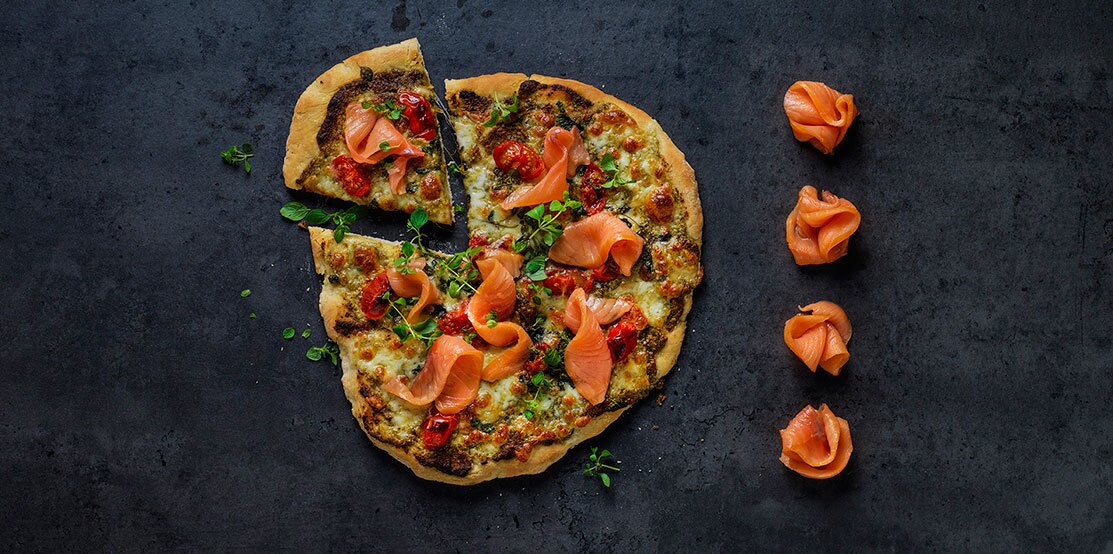 Pizza con salmone affumicato, pesto e mozzarella: ricetta | Seafood ...